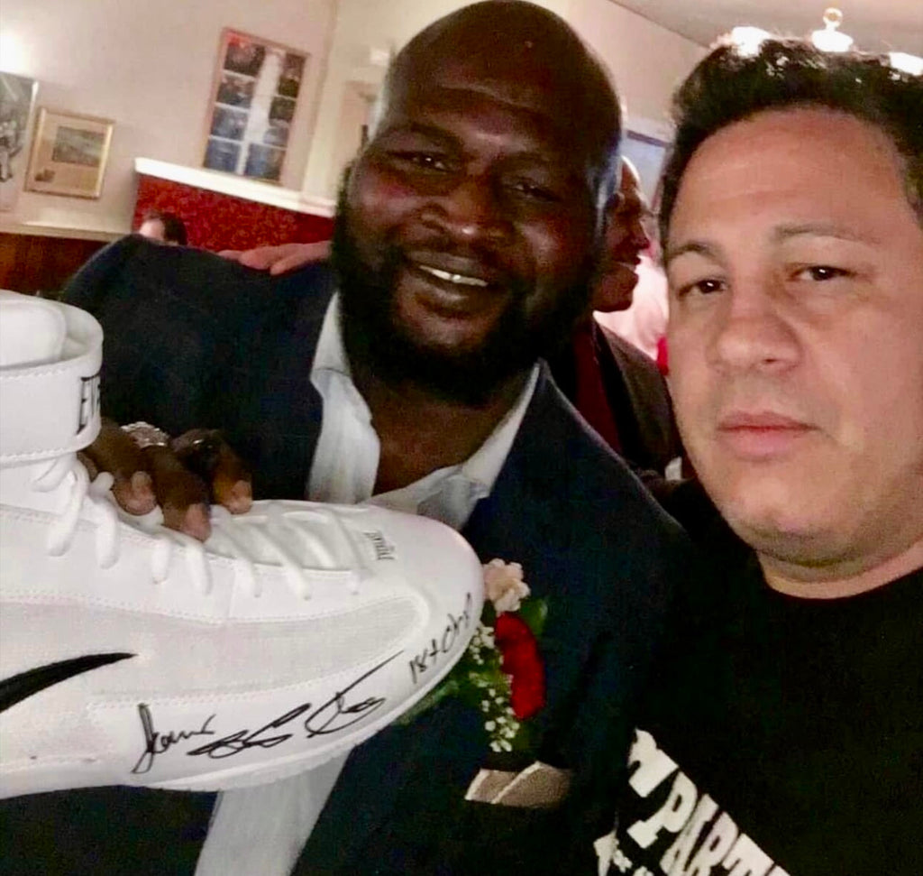 We know our fighters we get signed memorabilia from! – iconsofboxing.com